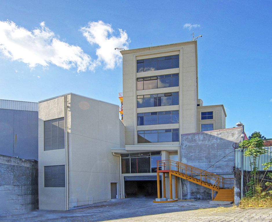 Edificio y estacionamiento Torre Zeta - ACOBO
